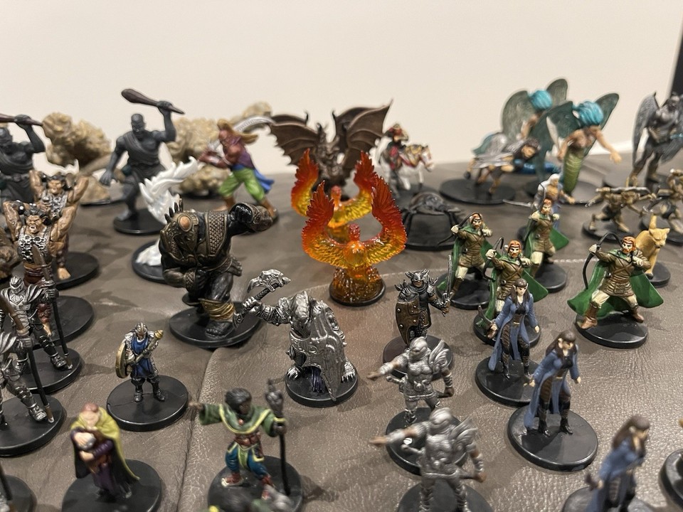 Lot of 200+ WOTC 2005-2007 Dungeons & Dragons D&D DnD Miniatures Mini ...