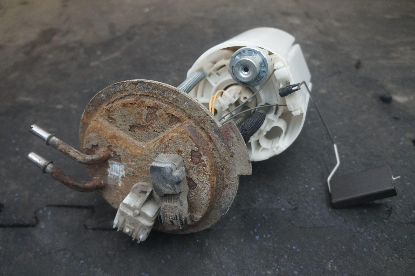 Gasoline Gas Fuel Tank Pump Sender 13512935 Oem Cadillac Escalade Esv ...