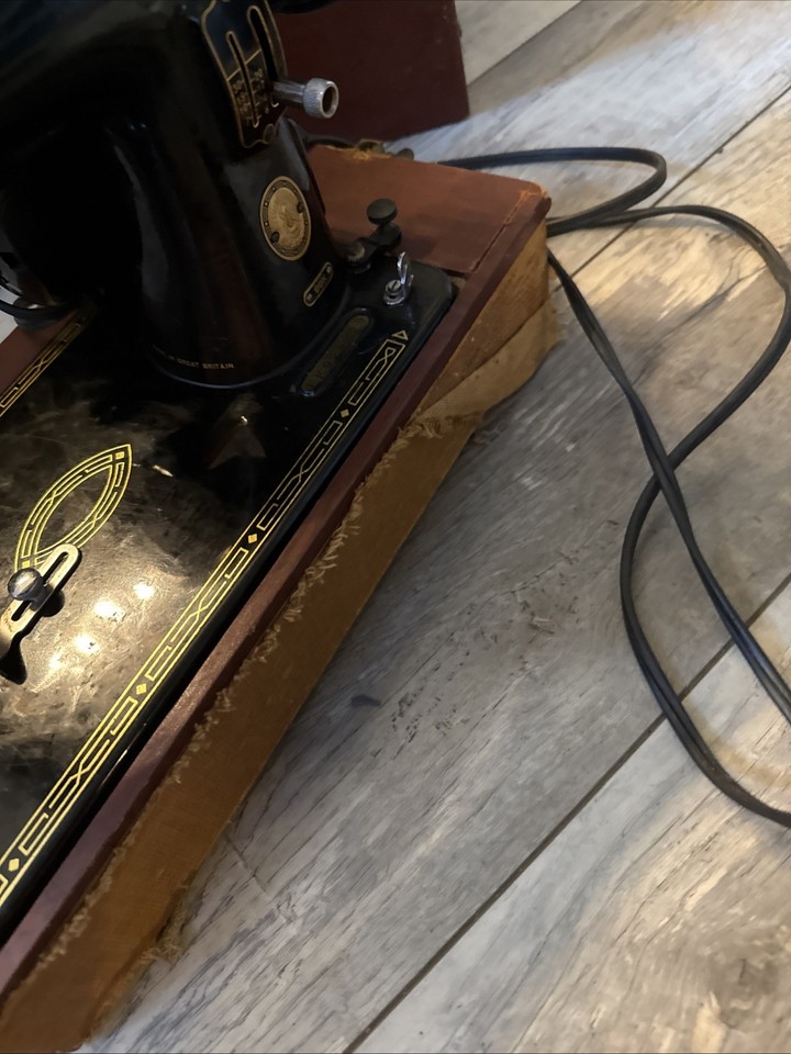 Working 1955 SINGER 99K Sewing Machine w/Bug Eye Lamp Ek929829 W/ Case ...
