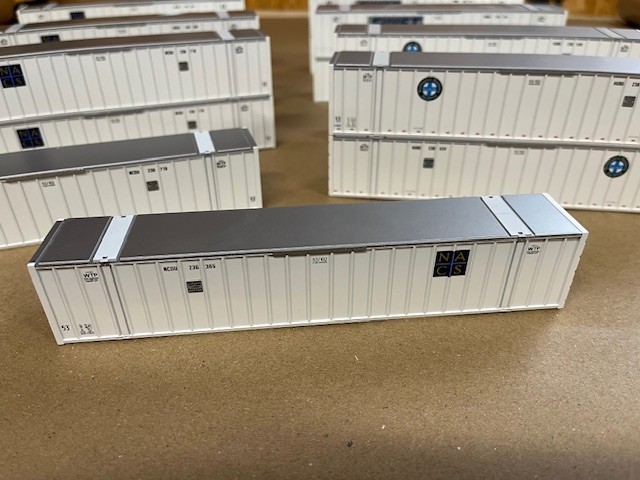 16 KATO HO Gunderson well car shipping containers (SWIFT, NACS and BN ...