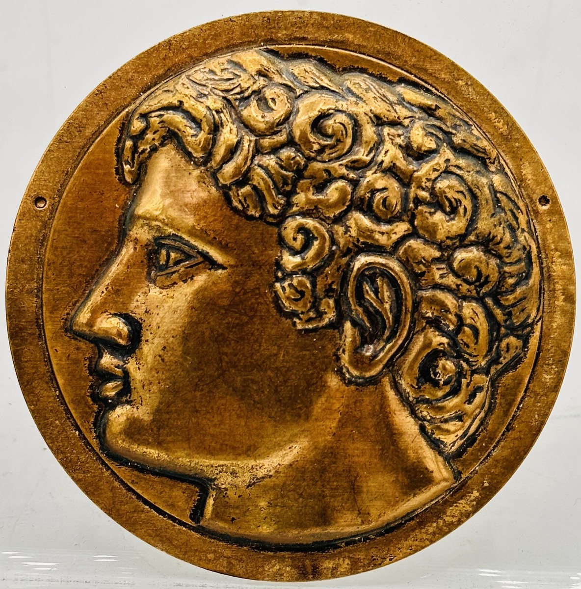 Mengenal Berbagai Jenis Relief: Seni yang Menghidupkan Permukaan Datar