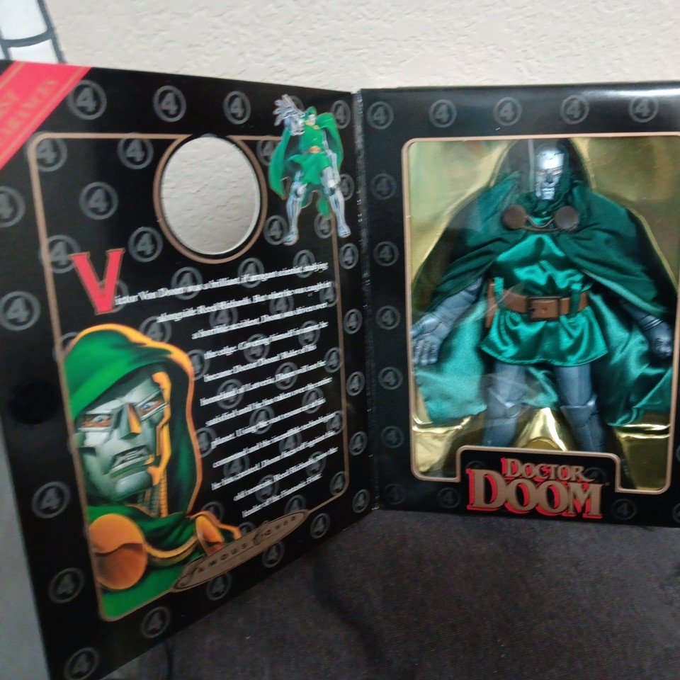 TOY BIZ Marvel Famous Cover Series Doctor Doom Poseable Figure. Fabric ...