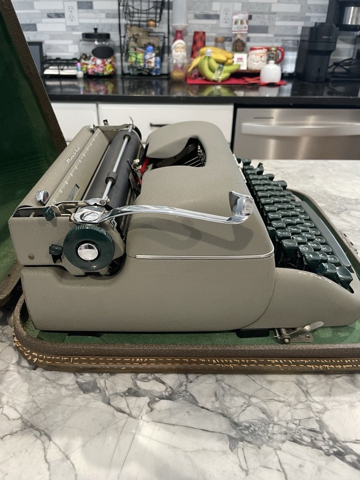 Vintage Remington Quiet-Riter Typewriter; Miracle Tab; 1950's USA ...