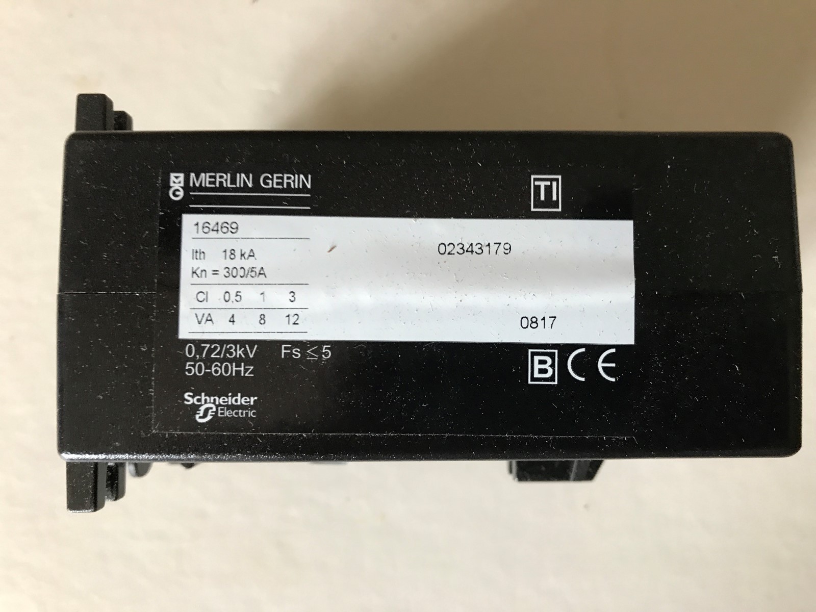 MERLIN GERIN #16469 multi 9 Current Transformer 300/5 trop 35 ID/40x10 ...