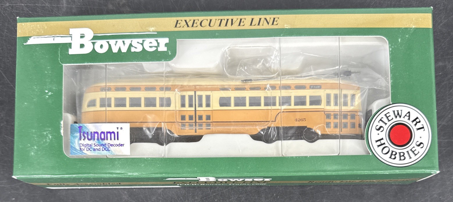 Bowser 12667 Post-War PCC Streetcar Cleveland #4265 DCC with Sound HO ...
