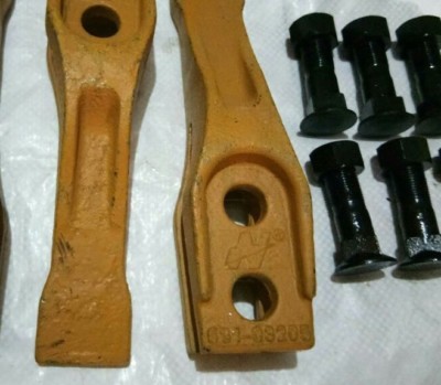 JCB BACKHOE - 2 PC. FORGED TOOTH POINT WITH NUT/BOLT. (PART NO. 531/ ...