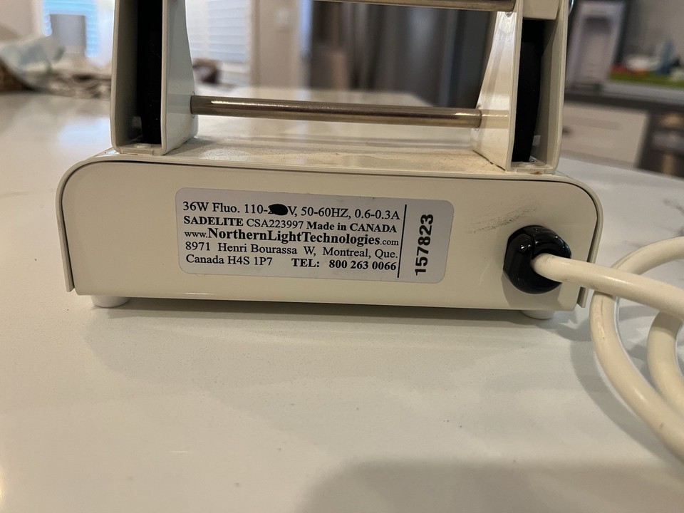 SADeLITE by Northern Lights Technologies Light Therapy Desk Lamp ...