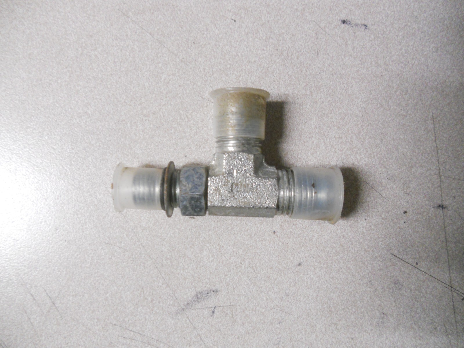 NOS KRJ Tee/Male Run Straight Thread Fits: GEHL SL3510 SL3515 SL3640 ...