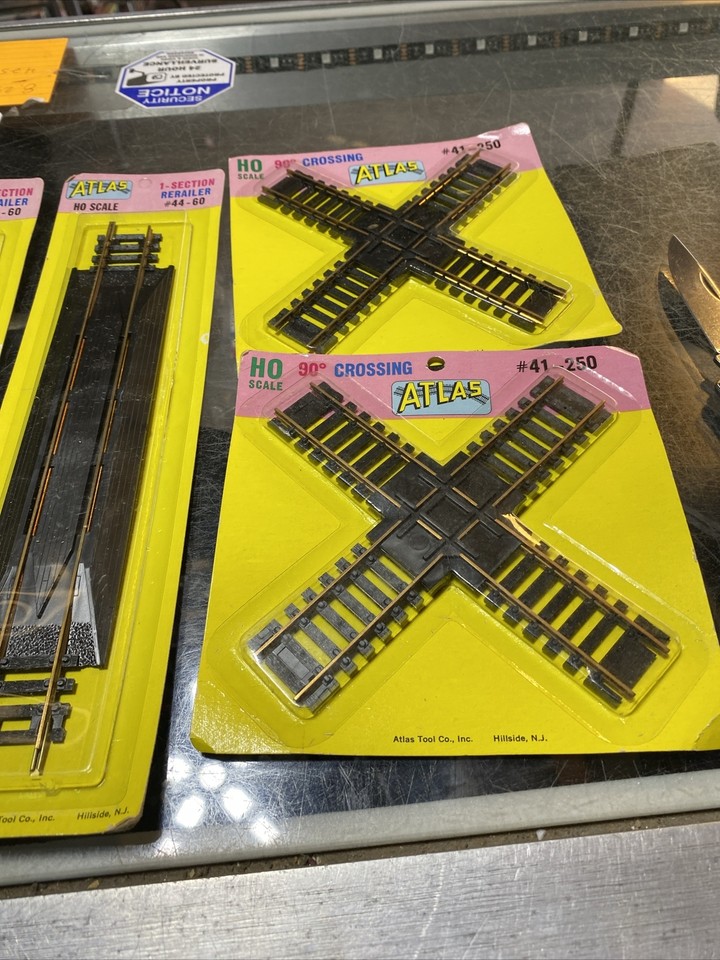 ATLAS HO Scale 15” Radius Rerailer 90 Degree Crossing Lot | eBay