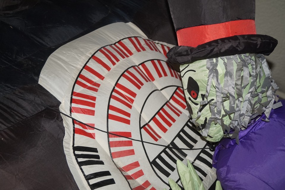 GEMMY 7' FOOT TALL CREEPY ORGAN PLAYER AIRBLOWN INFLATABLE | eBay