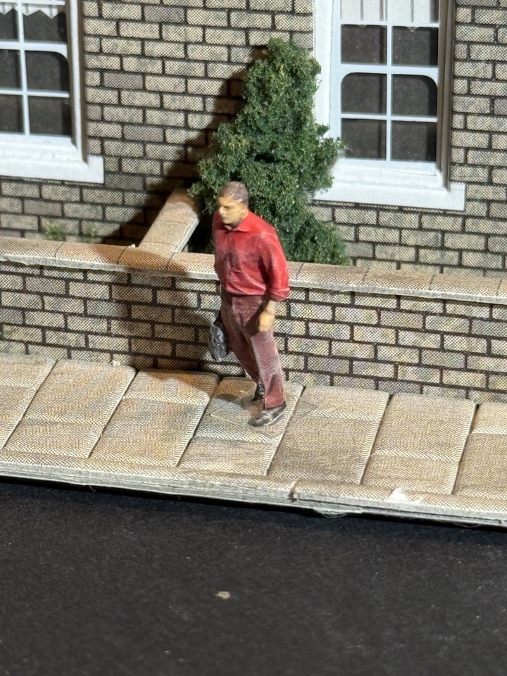 Scale3D OO SCALE 1/76 Scale . Commuter with brief case . . Hand Painted ...