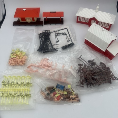 Vintage Bachmann HO Scale Farm Set - People, Animals, Signs & Buildings ...