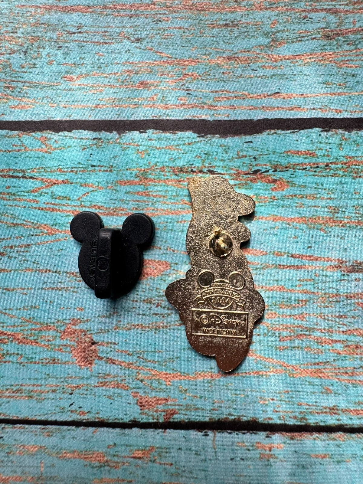 DISNEY GOOFY HEAD PIN SMILING EAR RAISED 2004 | eBay