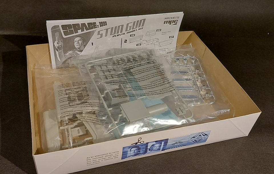 MPC 941 Space 1999 Alpha Moonbase Mondbasis Alpha 1 Commlock & Stun Gun ...