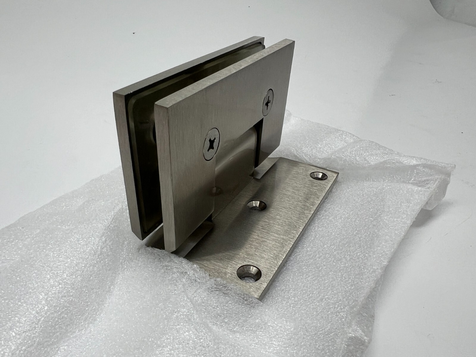 Portals Taiga 90 Degree Wall-Glass Hinge with Offset Backplate Heavy ...