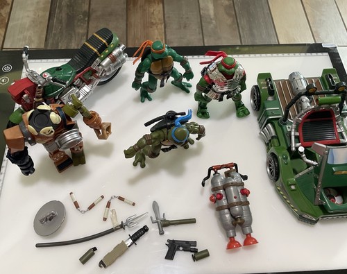 Lot Of loose Teenage Mutant Ninja Turtles Action Figures and Weapons ...