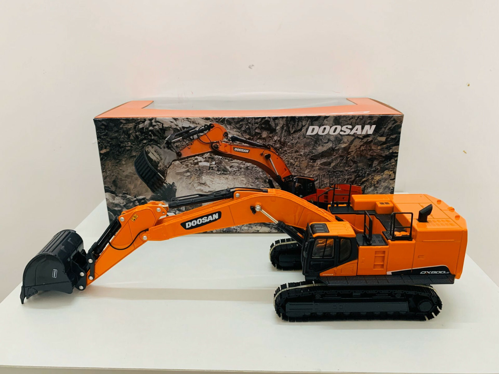 Doosan DX800LC-9 Crawler Excavator 1/50 Scale Die-Cast Model New in ...