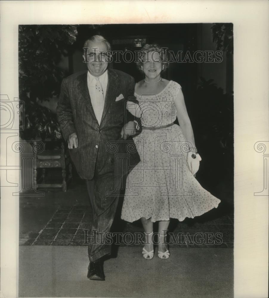 1954 Press Photo William Pfeiffer, wife, at Everglades Club Palm ...