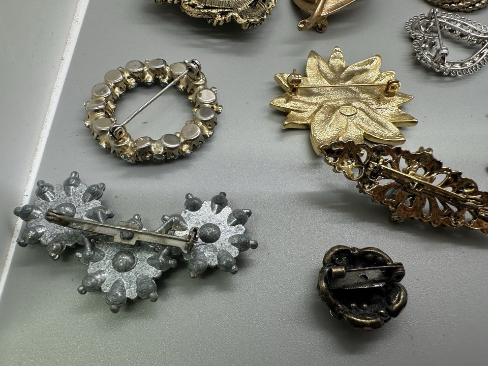 LOT OF 45 GOLD+SILVER TONE 'COLORED SPARKLE RHINESTONE' BROOCHES ...