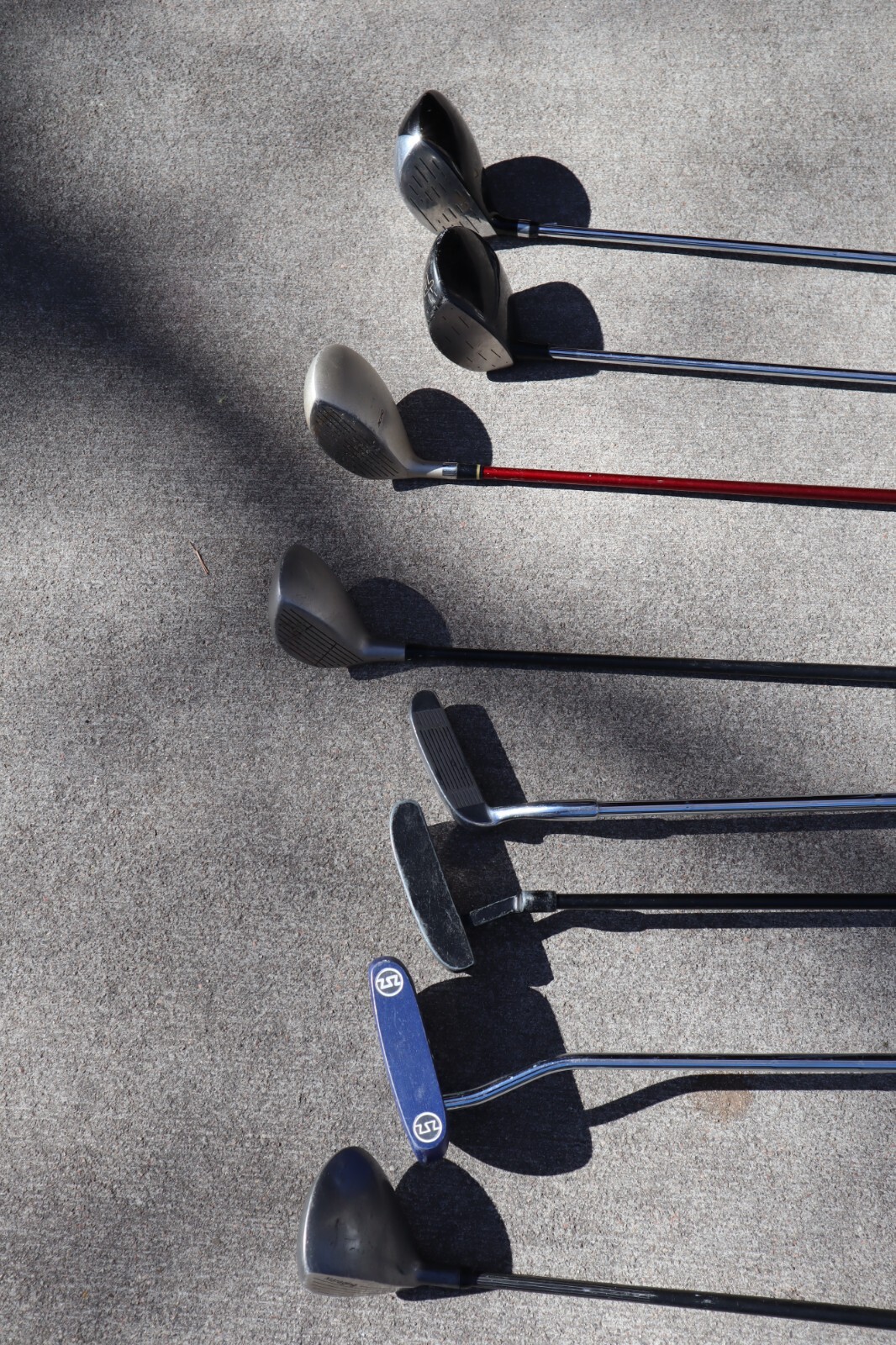 A Lot Of 8 Random golf clubs, driver, putter (Ping, Carbite, Nitro ...