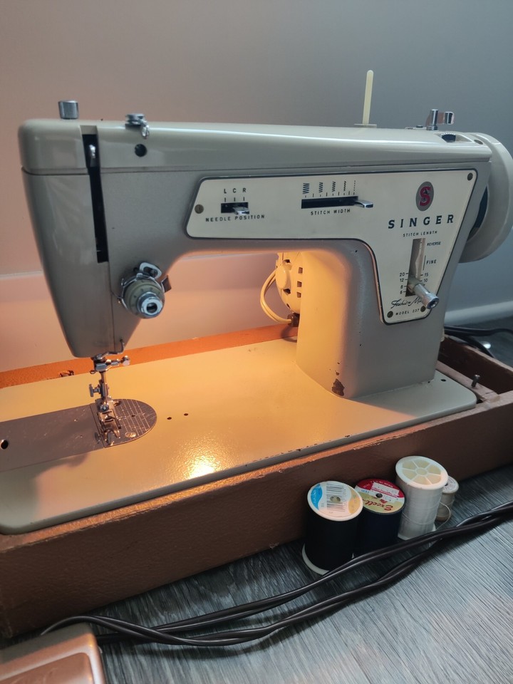 Vtg Singer Fashion Mate 237 Sewing Machine W/ Carrying Case + Extra ...