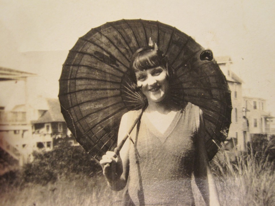 ANTIQUE FLAPPER LADY FASHION KNEE HIGH SWIMSUIT BATHING BEAUTY UMBRELLA ...