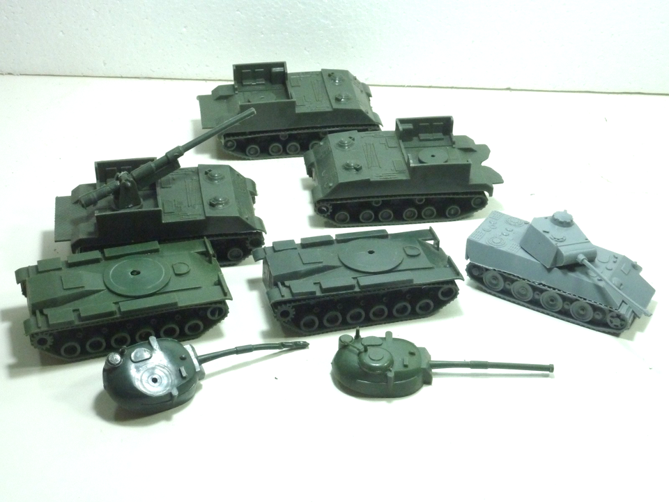 Airfix HO/OO Poly Patten Tank x2, 155mm SP Gun x3, Panther tank spares ...