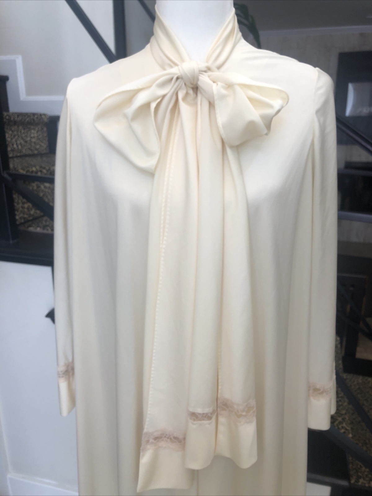 Claire Sandra by Lucie Ann 60s ivory pussy bow neck l… - Gem