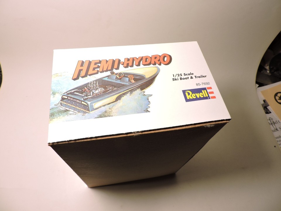 HEMI HYDRO SKI BOAT & TRAILER REVELL MODEL KIT 85-7692 | eBay