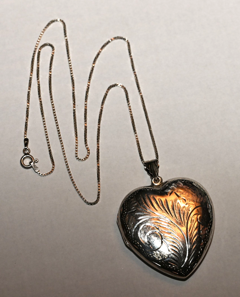 VINTAGE STERLING LARGE 2" HEART PENDANT LOCKET & 20" CHAIN-SIGN GW- 17. ...
