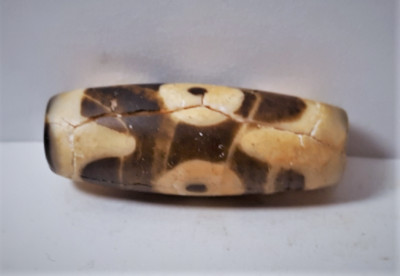 Tibet - Dzi Bead Tiger Tooth Pattern
