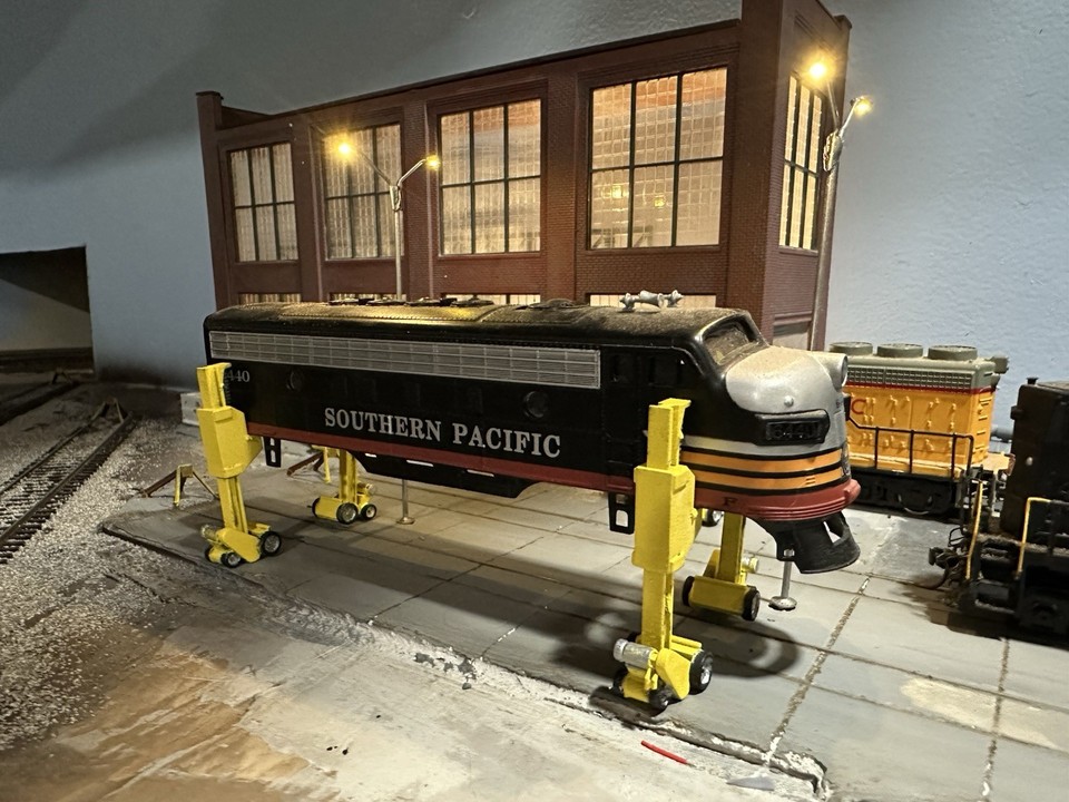 HO Scale Locomotive Jacks - Set of 4 in Lifted Position | eBay