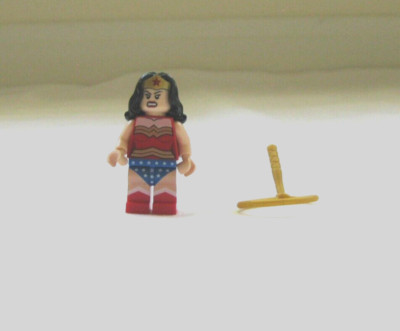 LEGO Super Hero Wonder Woman minifigure with Gold Lasso of Truth Rope ...