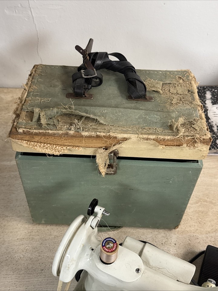 Vintage Singer White Featherweight Sewing Machine with Case. *WORKS* | eBay