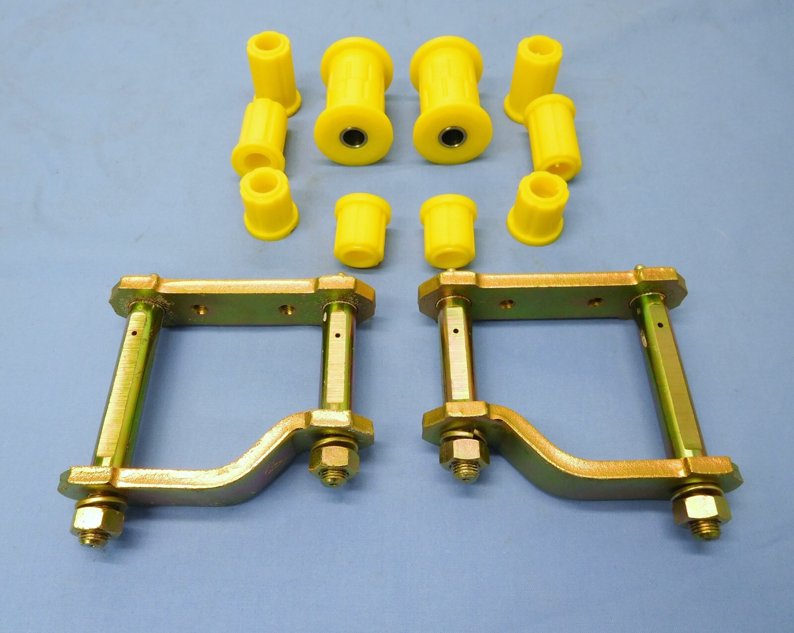 GREASABLE SPRING SHACKLES & POLY BUSH KIT FOR TOYOTA HILUX 4WD GGN V6 ...