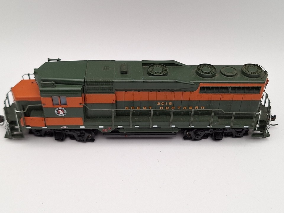 HO Scale Bachmann Spectrum Locomotive GP-30 Diesel Great Northern 3016 ...