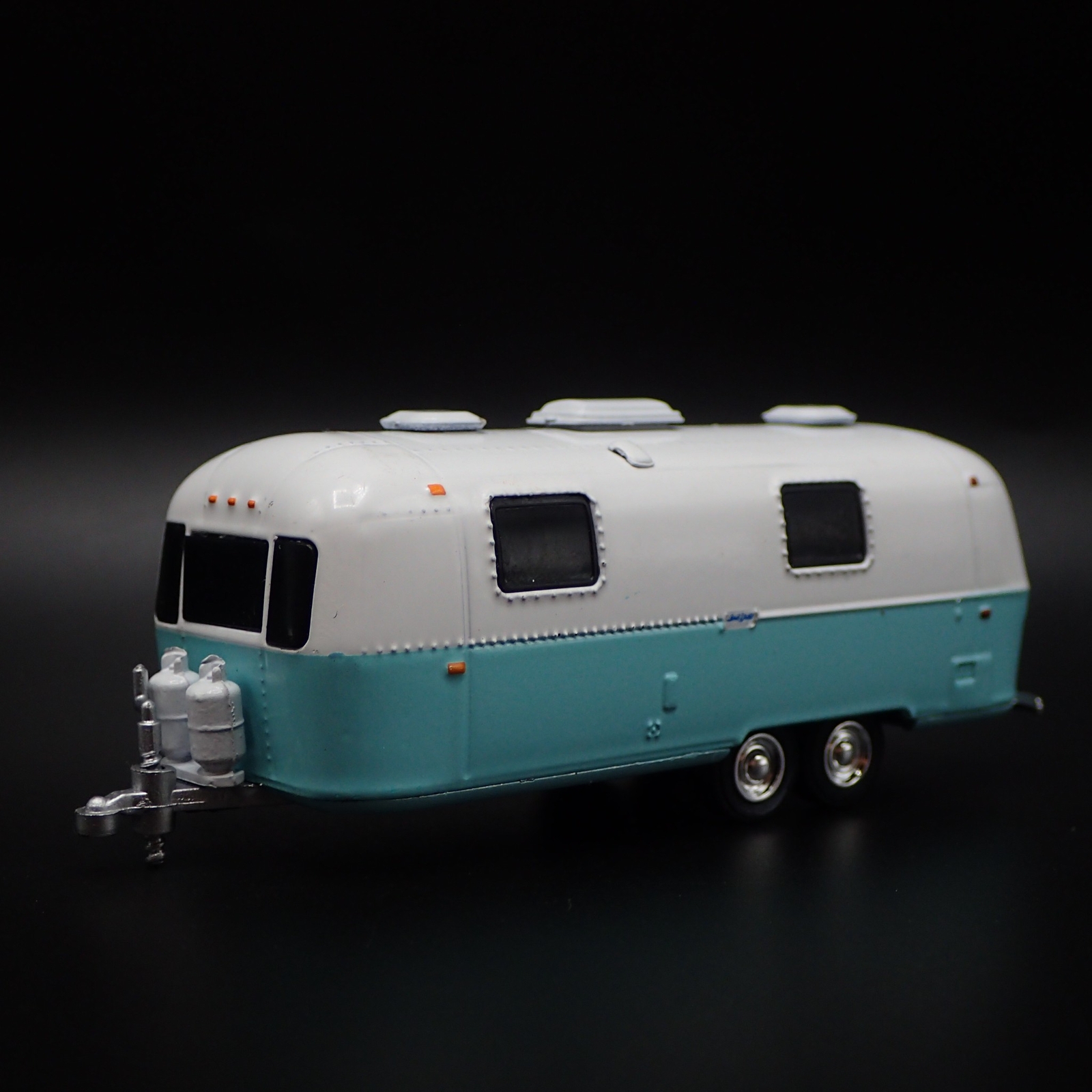 1971 AIRSTREAM LAND YACHT DOUBLE AXLE TRAILER CAMPER 1:64 DIORAMA ...