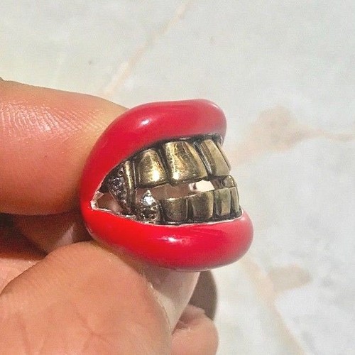 Red Lips Gold Teeth | Lipstutorial.org