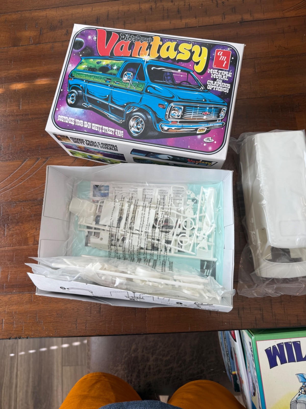 AMT 1:25 Dirty Donny's Vantasy 1970 Customizable Chevy Van Model Kit ...