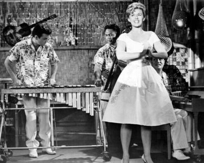 Connie Stevens as Cricket Blake sings on Hawaiian Eye TV series 8x10 ...