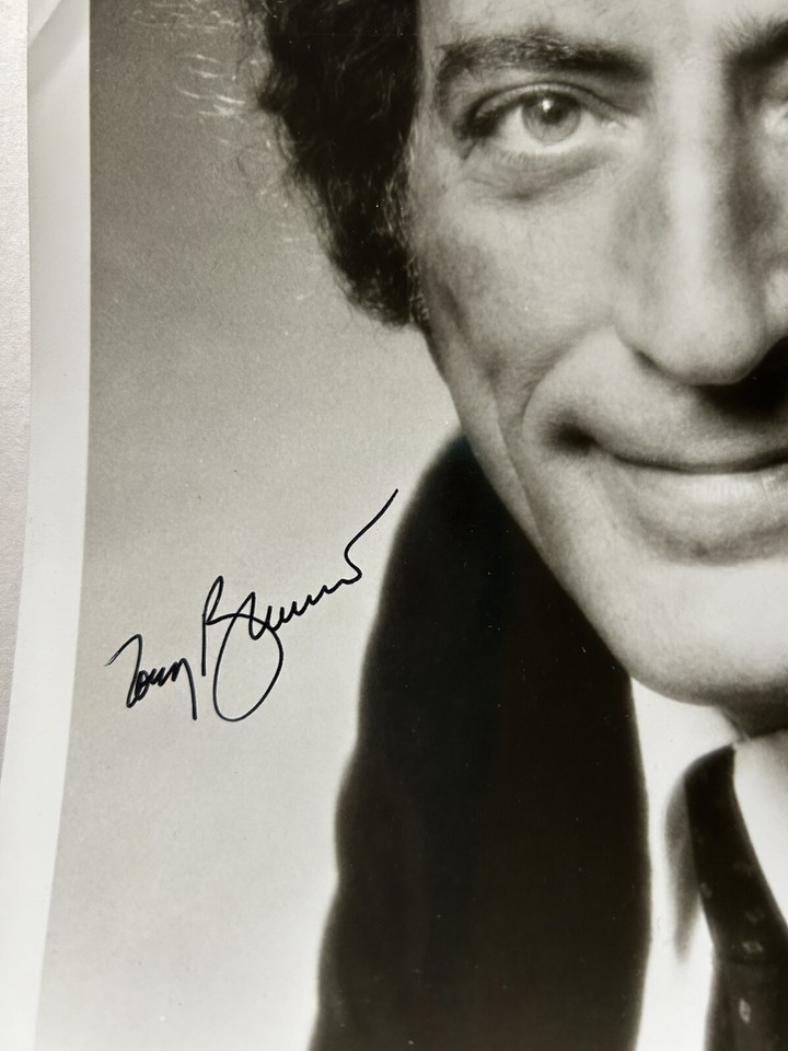 Jazz & Pop Singer the late Great Tony Bennett Autographed 8"x10" B&W ...