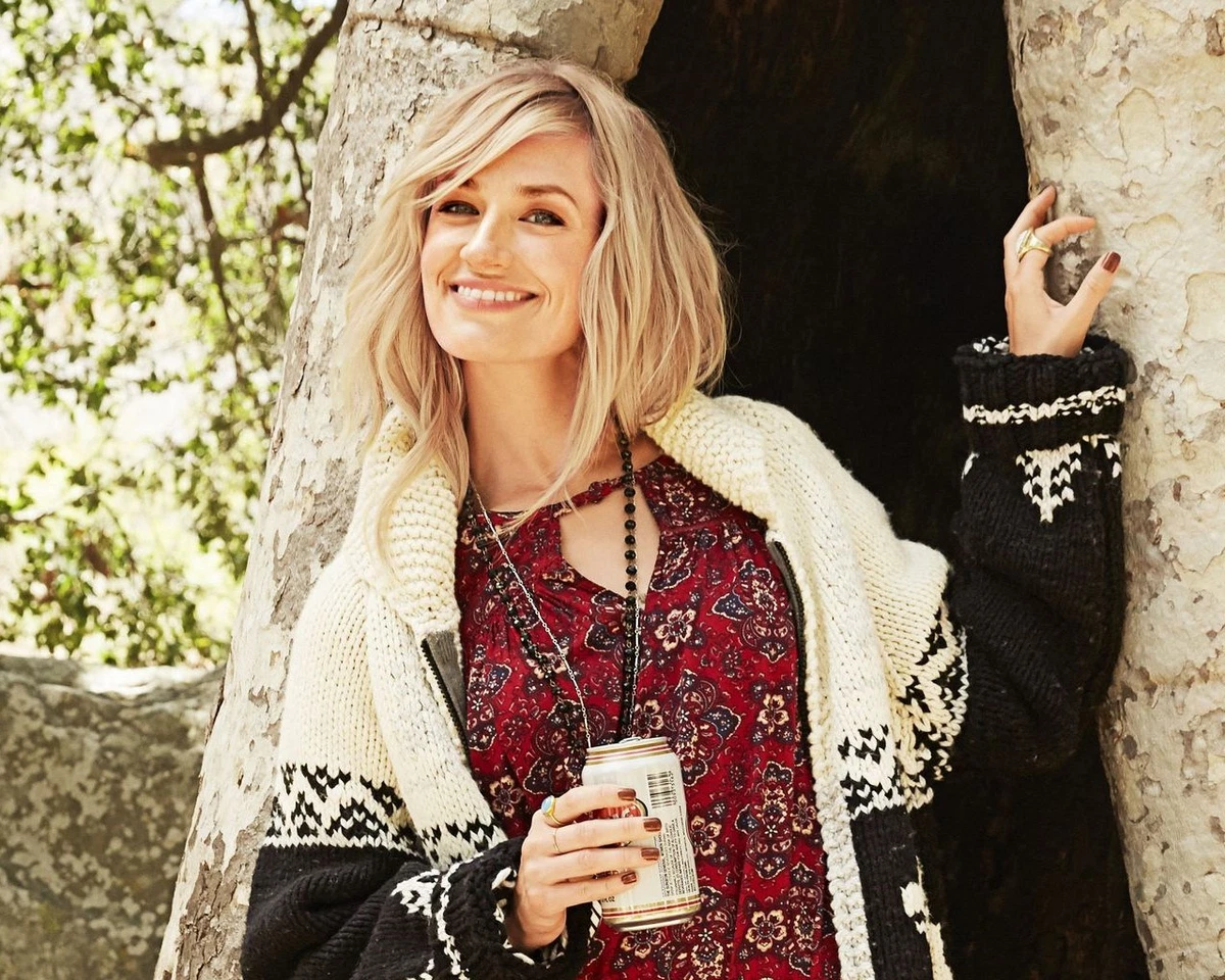 Beth Behrs No Makeup