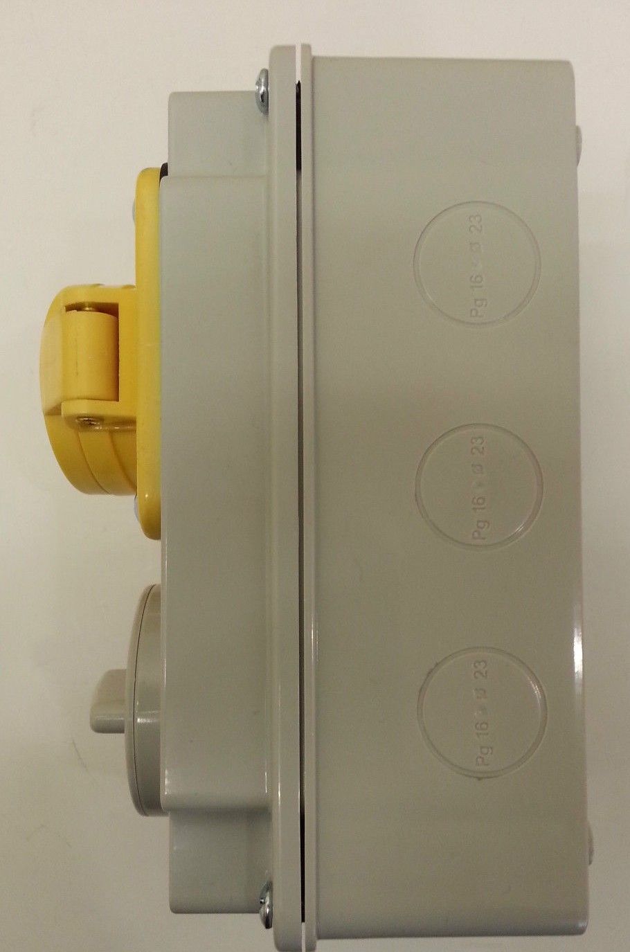 ESR IP44 SWITCHED INTERLOCK SOCKET 32A, 2P+E, 100-130V, 4H | eBay