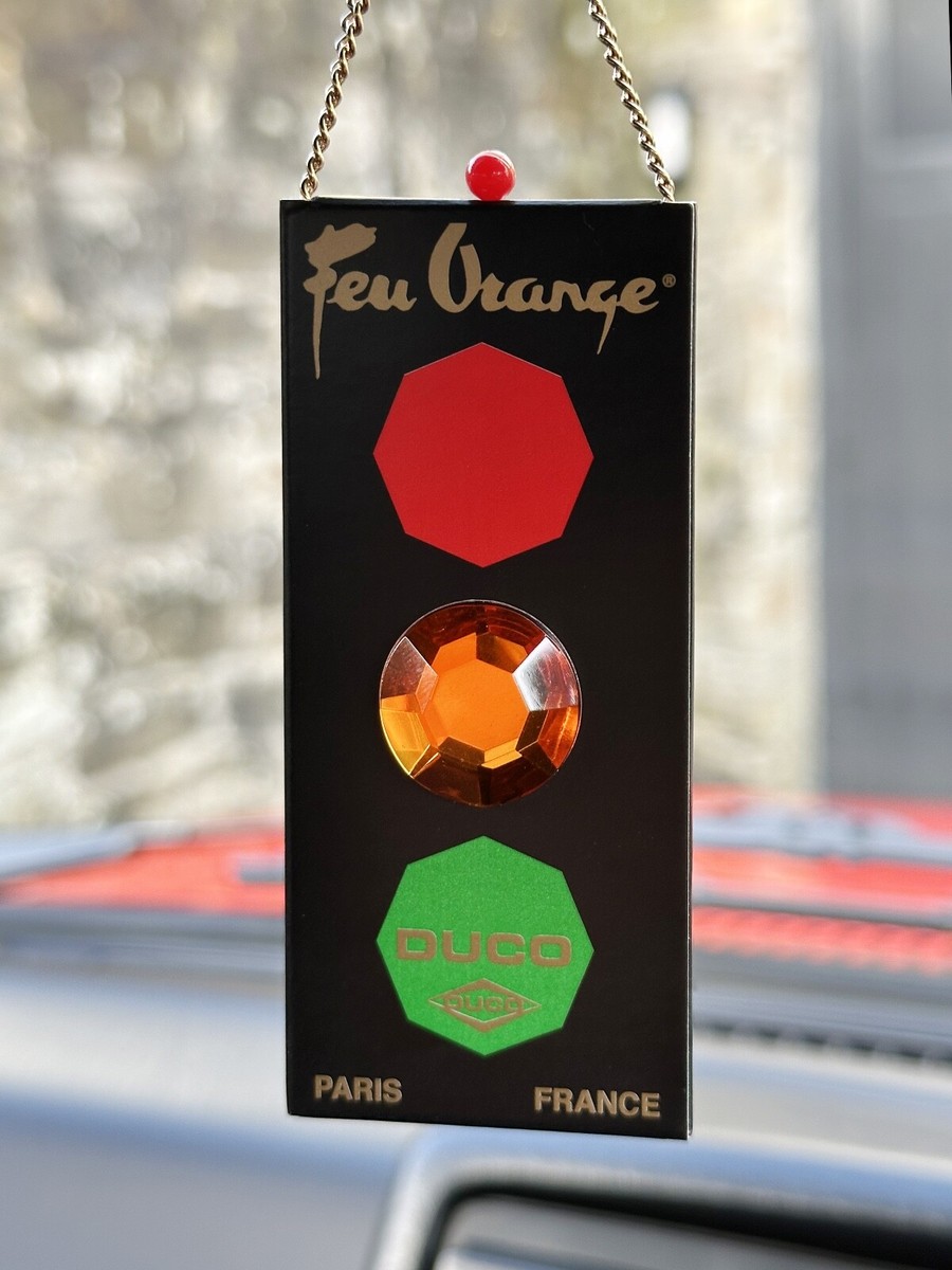 Feu Orange Logo Sécurité Routière. Est Il Toléré De Passer Au Feu