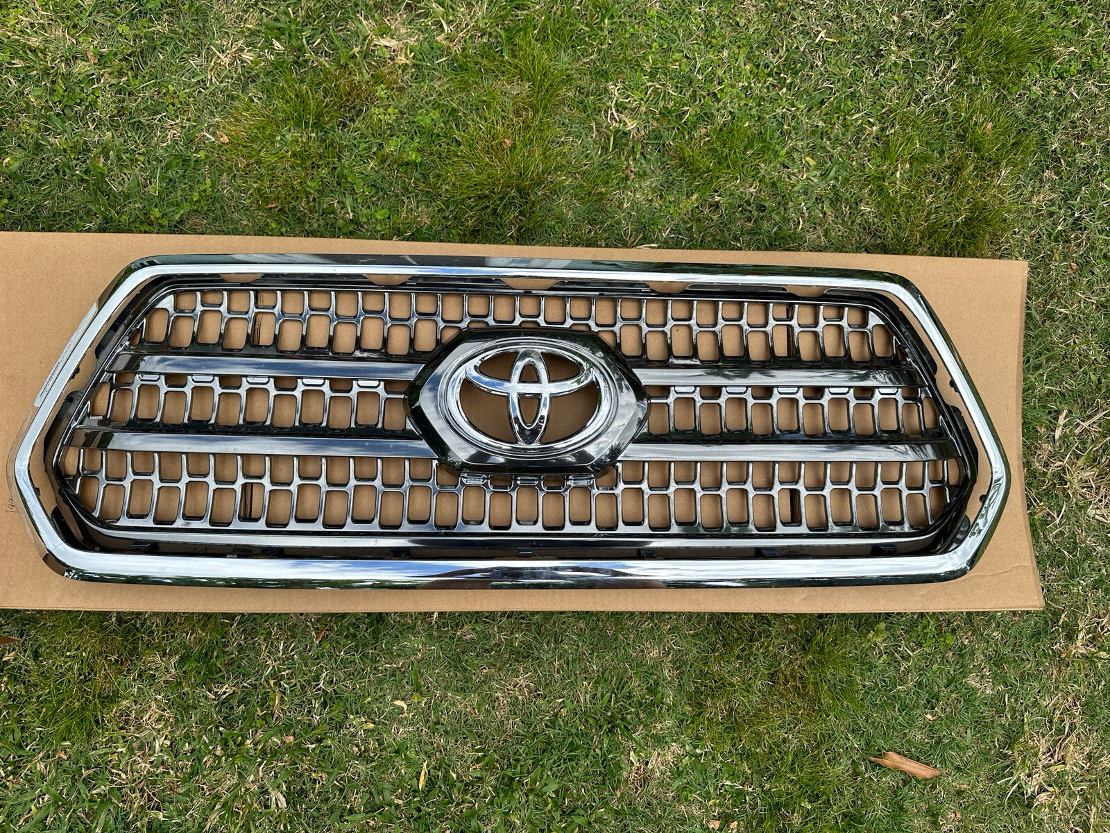 OEM 2016-2019 Toyota 53113-04040 Tacoma SR Sr5 TRD Front Grille Grill ...