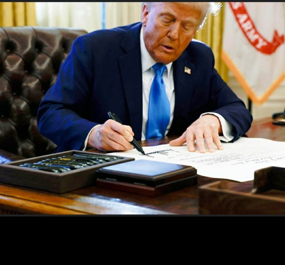 President Donald Trump Bill Signing Sharpie Marker. Comes In Display ...