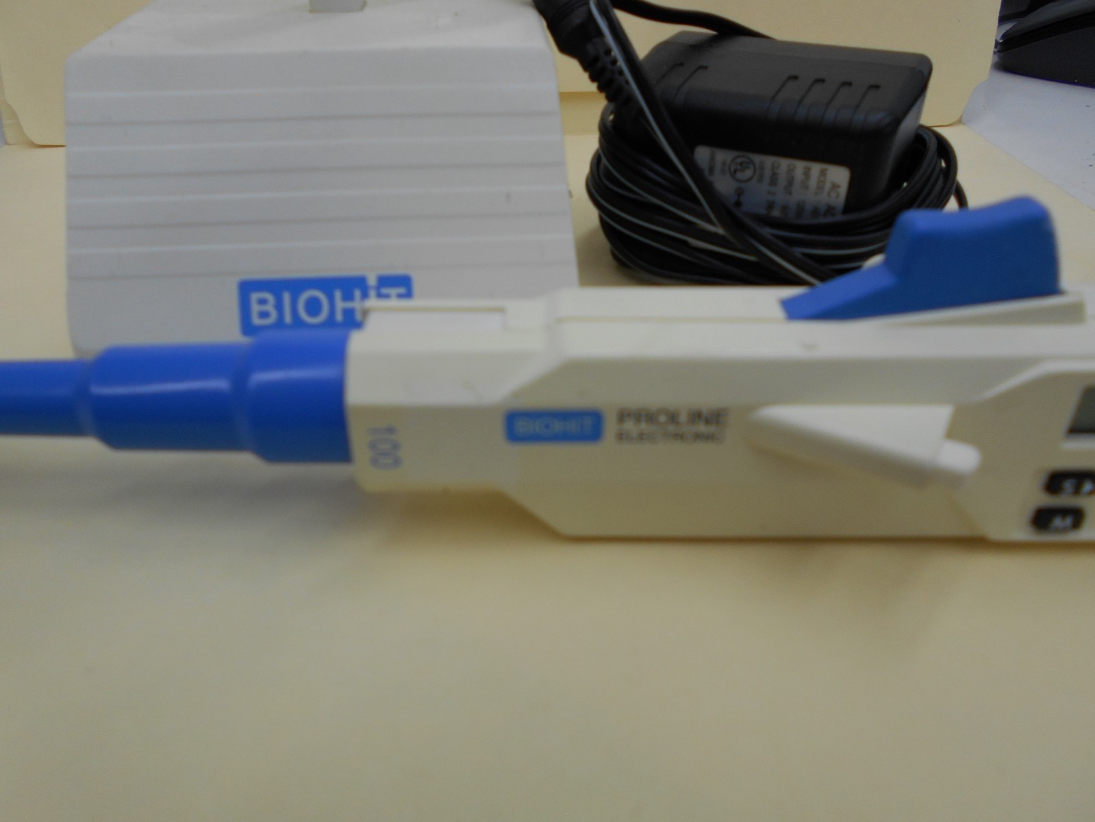 BIOHIT PROLINE 100 µL SINGLE CHANNEL ELECTRONIC PIPETTE WITH CHARGING ...