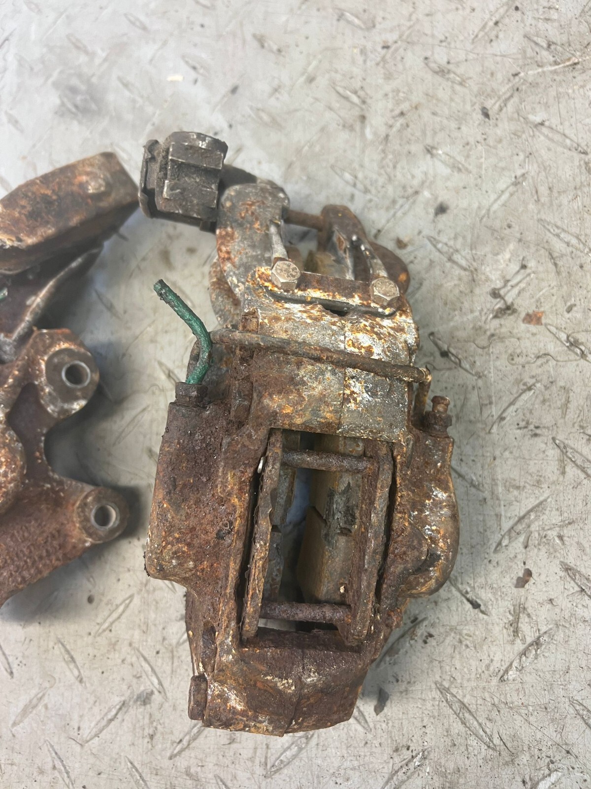 PAIR OF JAGUAR XJ12 XJ6 XJS REAR INBOARD IRS BRAKE CALIPER CORE UNITS ...