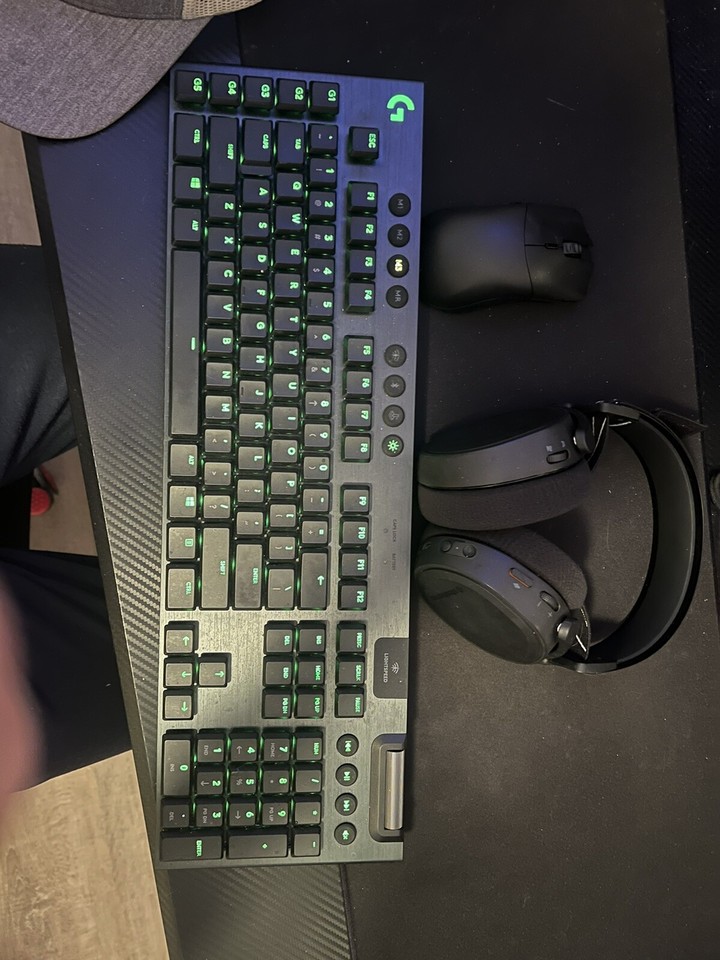 gaming pc ibuypower, With Gaming Desk, Mouse, Keyboard, Elgato Wave 3 ...