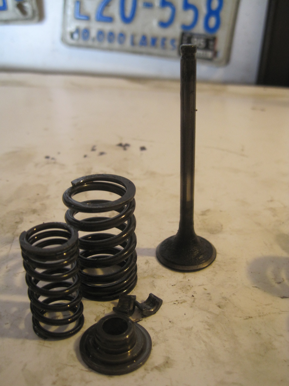 84 - 85 Honda V30 MAGNA VF500 COMPLETE intake valve assembly ...